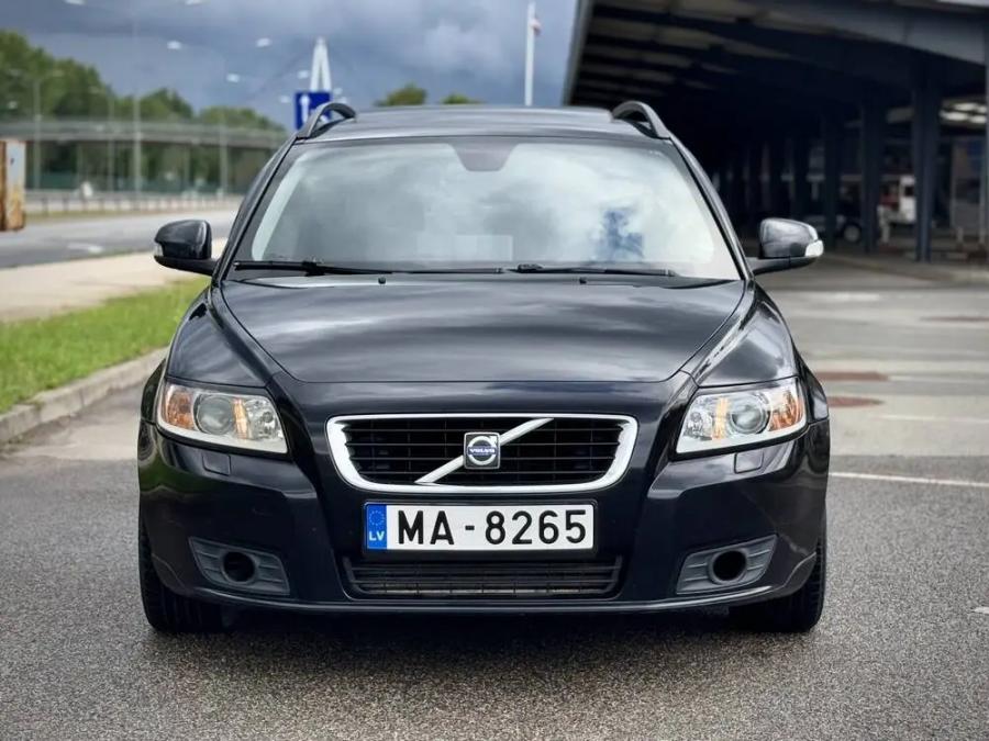 Черный Вольво В50 2009 в Рига, объемом двигателя 2.40 л и пробегом 317 тыс. км за 1500 €, фото 3 на AUTOMOTO.COM.LV