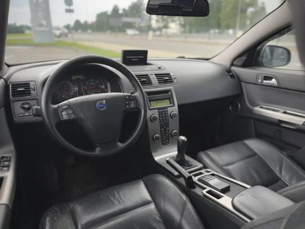 Melns Volvo V50 2009 Rīga, ar dzinēja tilpumu 2.40 L un nobraukumu 317 tūkst. km par 1500 €, foto 6 vietnē AUTOMOTO.COM.LV