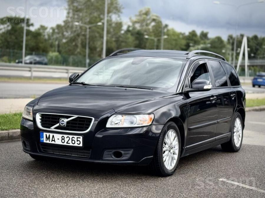 Black Volvo V50 2009 in Riga, with an engine capacity of 2.40 L and mileage of 317 thousand km for 1500 €, photo 1 on AUTOMOTO.COM.LV