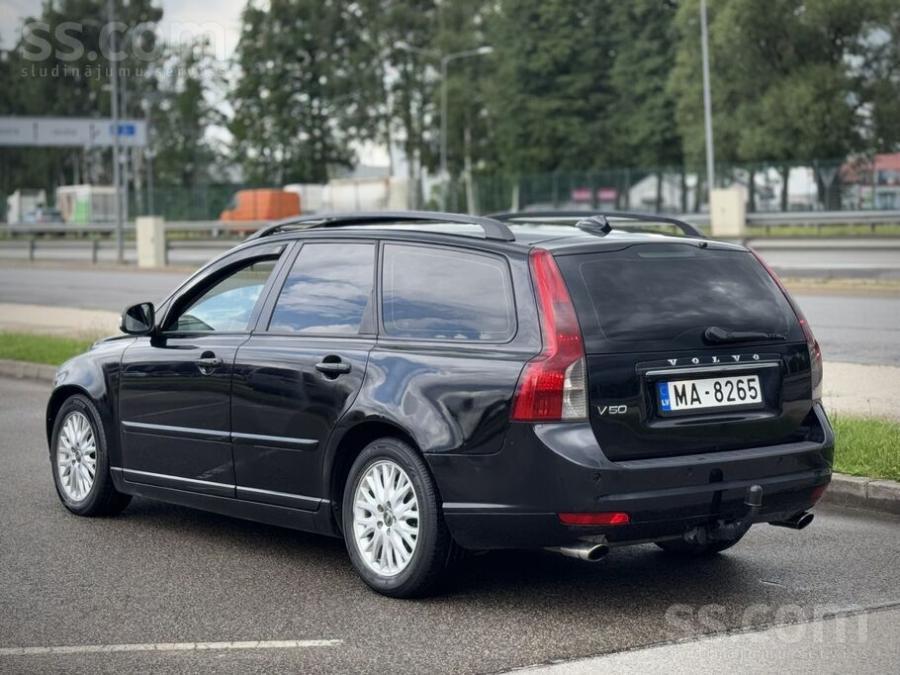 Black Volvo V50 2009 in Riga, with an engine capacity of 2.40 L and mileage of 317 thousand km for 1500 €, photo 5 on AUTOMOTO.COM.LV