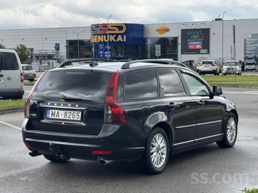 Black Volvo V50 2009 in Riga, with an engine capacity of 2.40 L and mileage of 317 thousand km for 1500 €, photo 6 on AUTOMOTO.COM.LV
