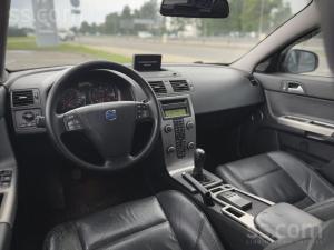 Black Volvo V50 2009 in Riga, with an engine capacity of 2.40 L and mileage of 317 thousand km for 1500 €, photo 7 on AUTOMOTO.COM.LV