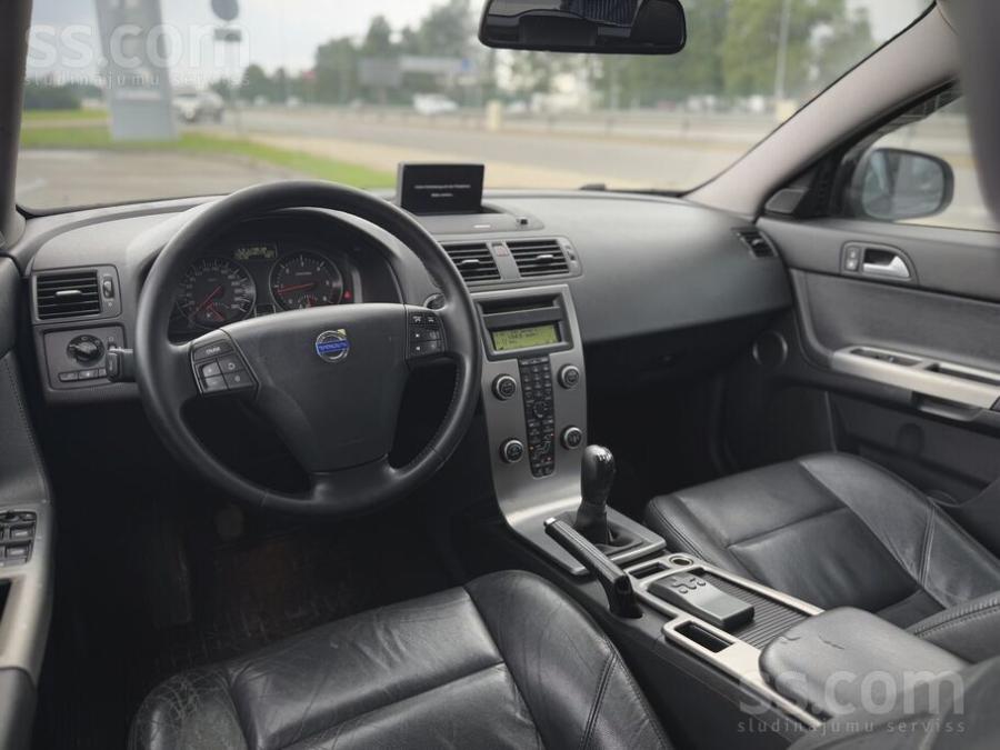 Black Volvo V50 2009 in Riga, with an engine capacity of 2.40 L and mileage of 317 thousand km for 1500 €, photo 7 on AUTOMOTO.COM.LV