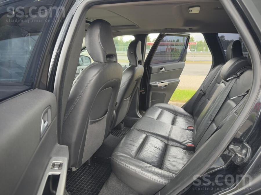 Black Volvo V50 2009 in Riga, with an engine capacity of 2.40 L and mileage of 317 thousand km for 1500 €, photo 10 on AUTOMOTO.COM.LV
