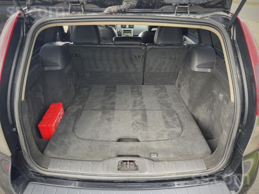 Black Volvo V50 2009 in Riga, with an engine capacity of 2.40 L and mileage of 317 thousand km for 1500 €, photo 11 on AUTOMOTO.COM.LV