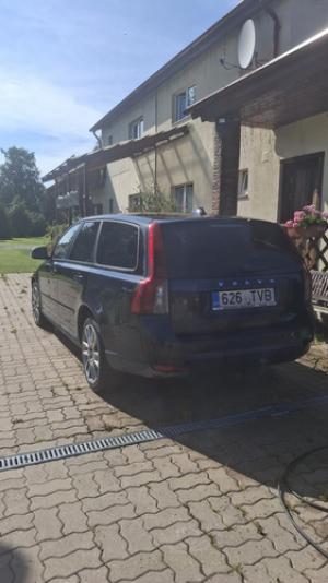 Melns Volvo V50 2009 Tartu, ar dzinēja tilpumu 2.00 L un nobraukumu 275 tūkst. km par 5500 €, foto  vietnē AUTOMOTO.COM.LV