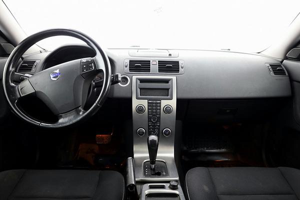 Black Volvo V50 2009 in Tallinn, with an engine capacity of 2.00 L and mileage of 274 thousand km for 599 €, photo 5 on AUTOMOTO.COM.LV