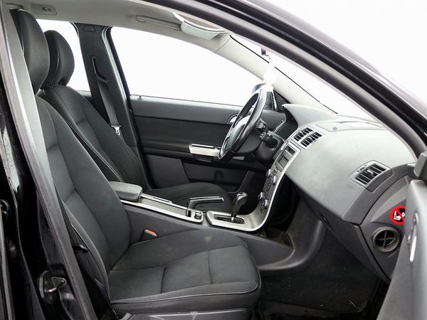 Black Volvo V50 2009 in Tallinn, with an engine capacity of 2.00 L and mileage of 274 thousand km for 599 €, photo 6 on AUTOMOTO.COM.LV