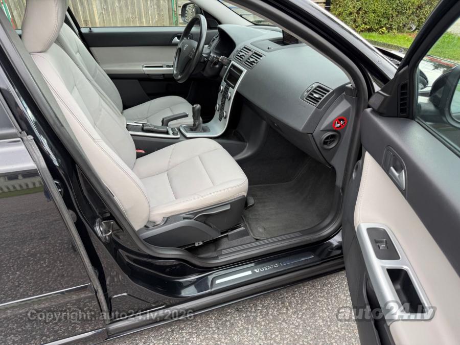 Melns Volvo V50 2009 Tallina, ar dzinēja tilpumu 1.60 L un nobraukumu 247 tūkst. km par 4290 €, foto 15 vietnē AUTOMOTO.COM.LV