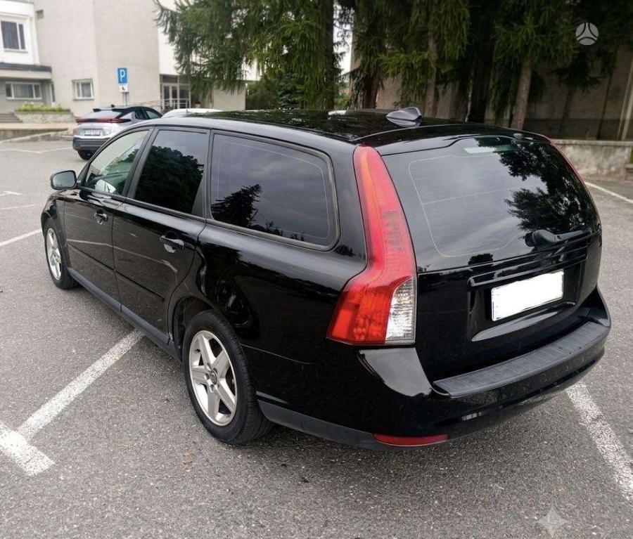 Black Volvo V50 2009 in Jurbarkas, with an engine capacity of 2.00 L and mileage of 355 thousand km for 2450 €, photo 4 on AUTOMOTO.COM.LV