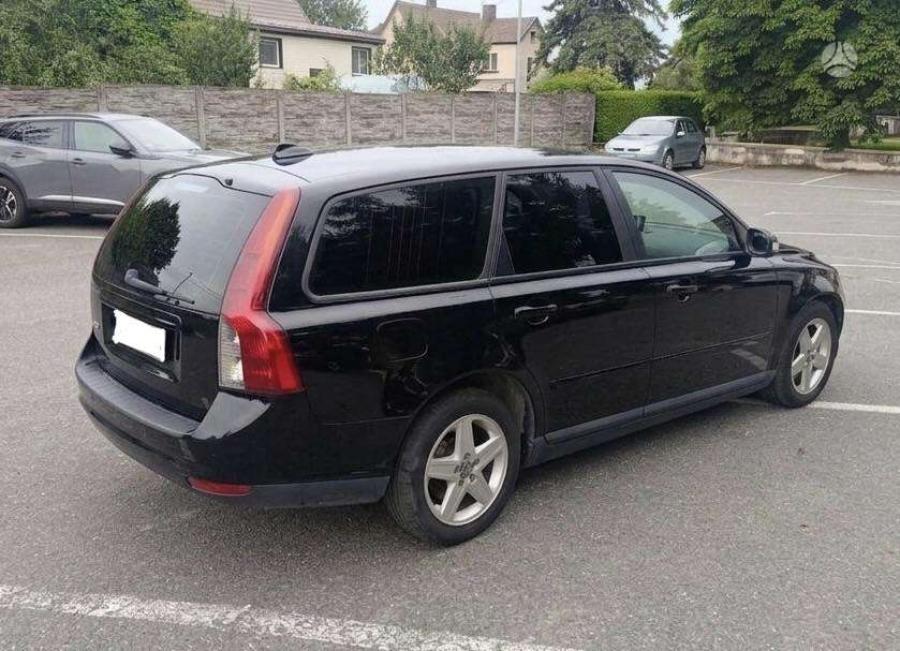 Black Volvo V50 2009 in Jurbarkas, with an engine capacity of 2.00 L and mileage of 355 thousand km for 2450 €, photo 5 on AUTOMOTO.COM.LV
