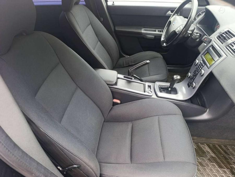 Black Volvo V50 2009 in Jurbarkas, with an engine capacity of 2.00 L and mileage of 355 thousand km for 2450 €, photo 8 on AUTOMOTO.COM.LV