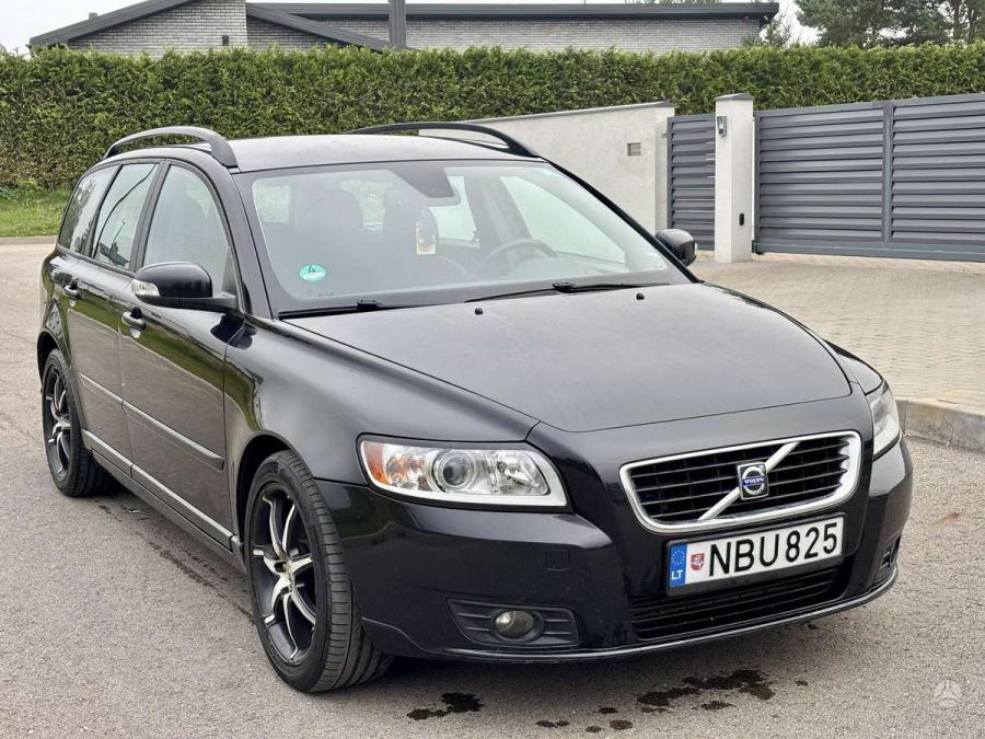Black Volvo V50 2009 in Vilnius, with an engine capacity of 2.00 L and mileage of 200 thousand km for 3200 €, photo 1 on AUTOMOTO.COM.LV