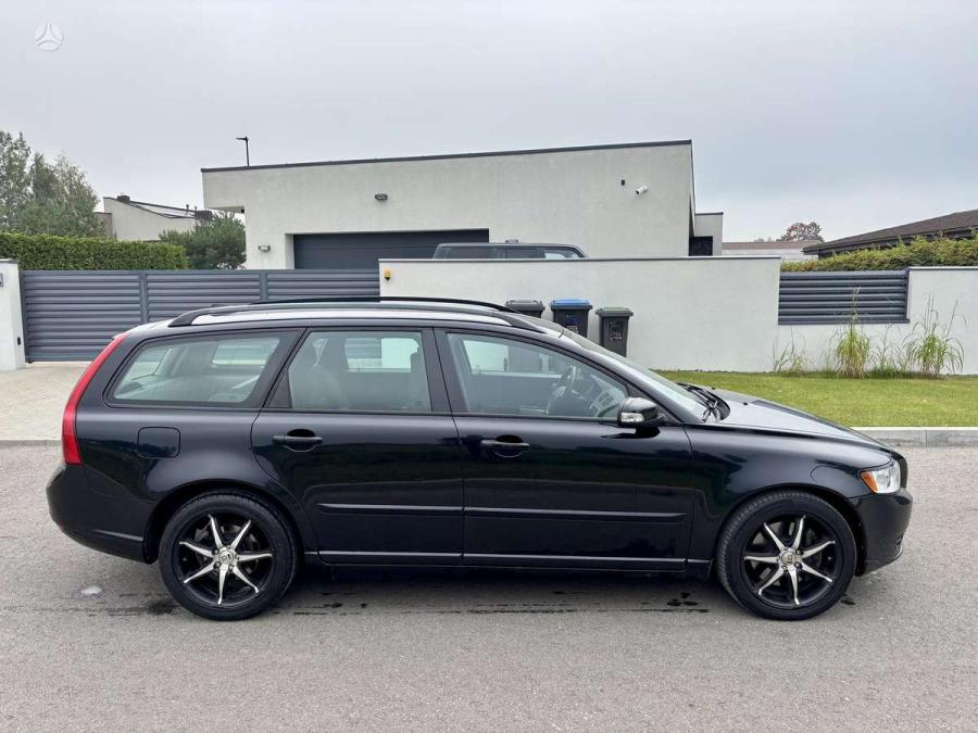 Black Volvo V50 2009 in Vilnius, with an engine capacity of 2.00 L and mileage of 200 thousand km for 3200 €, photo 3 on AUTOMOTO.COM.LV