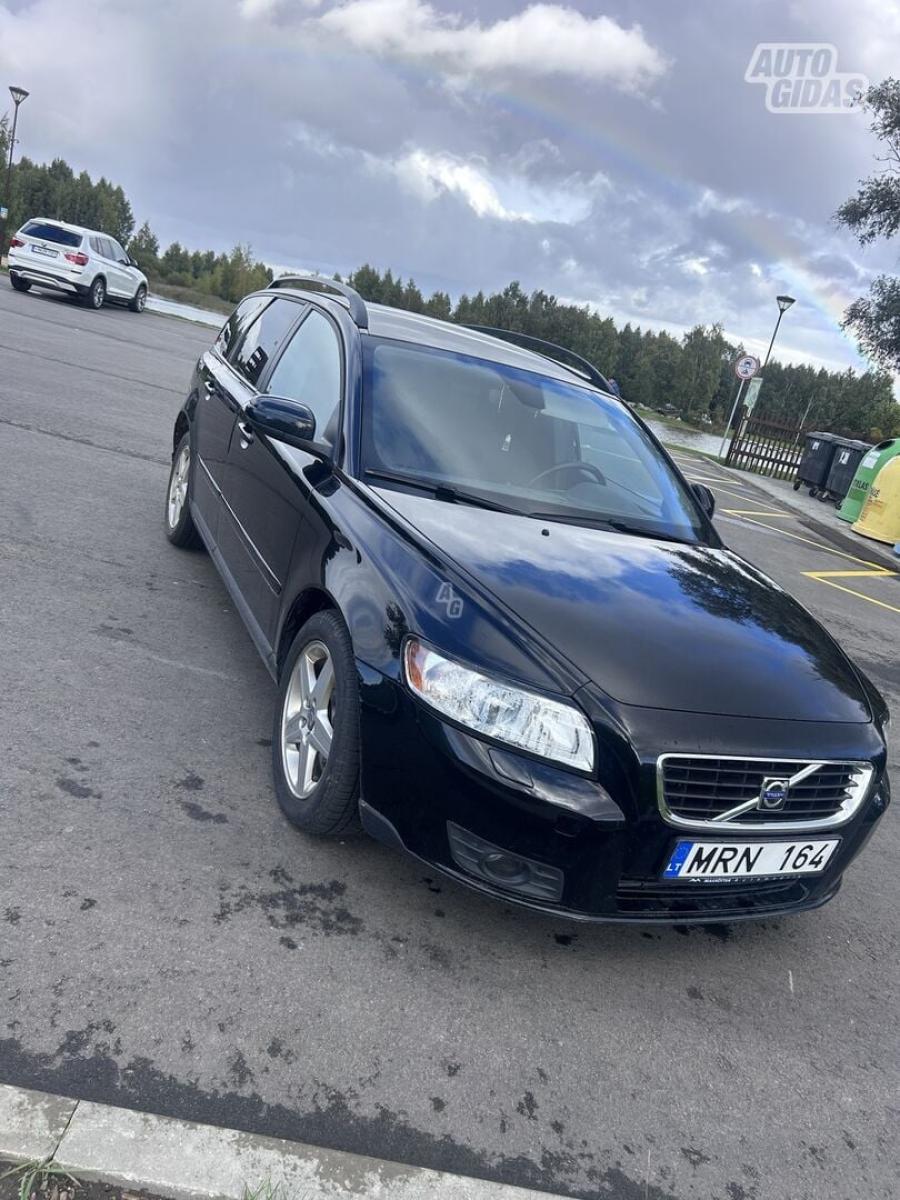Black Volvo V50 2009 in Radviliskis, with an engine capacity of 2.00 L and mileage of 225 thousand km for 2600 €, photo 1 on AUTOMOTO.COM.LV