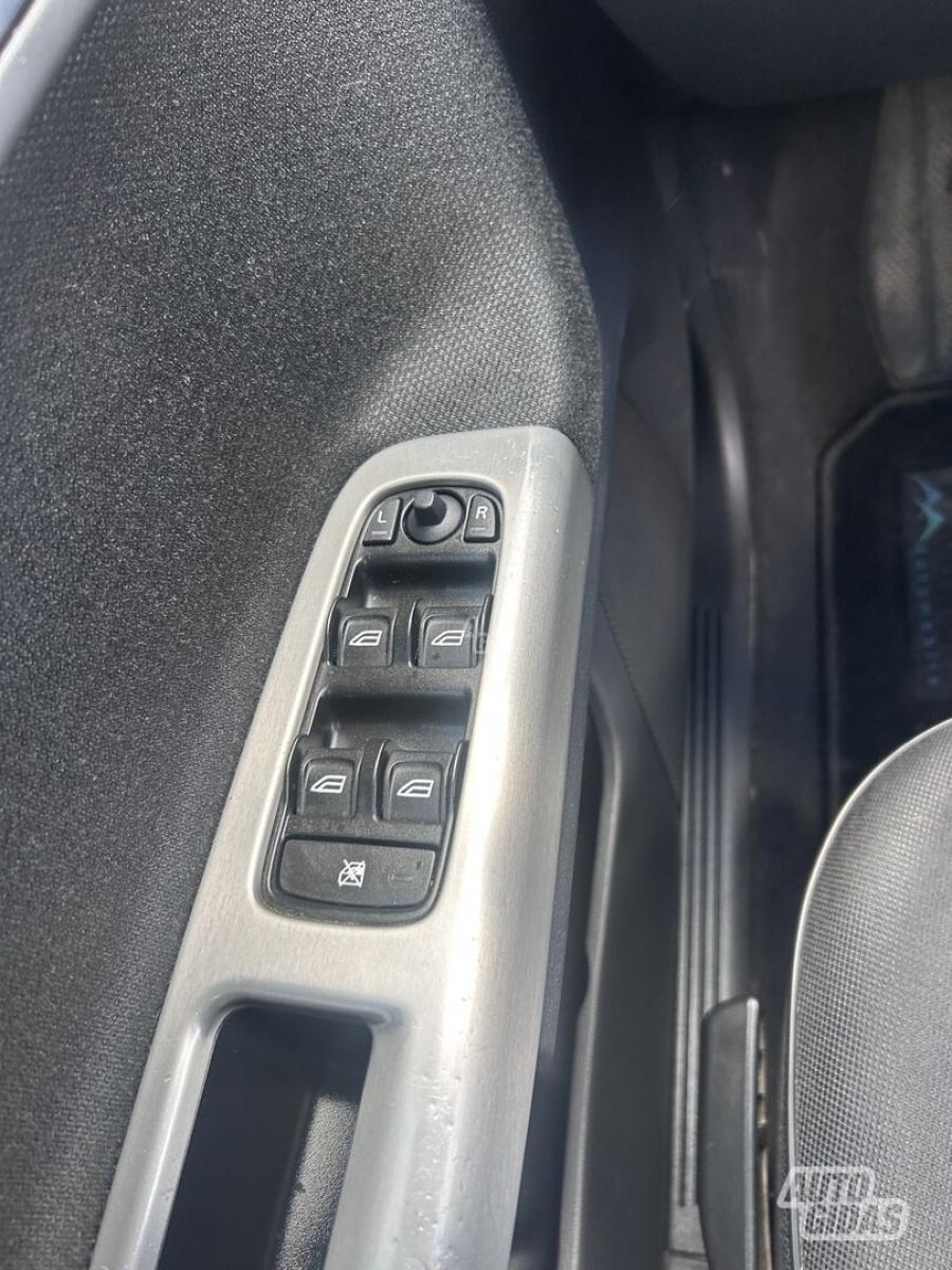 Black Volvo V50 2009 in Radviliskis, with an engine capacity of 2.00 L and mileage of 225 thousand km for 2600 €, photo 9 on AUTOMOTO.COM.LV
