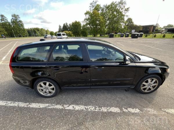 Melns Volvo V50 2009 Rīga, ar dzinēja tilpumu 2.00 L un nobraukumu 261 tūkst. km par 2250 €, foto 4 vietnē AUTOMOTO.COM.LV
