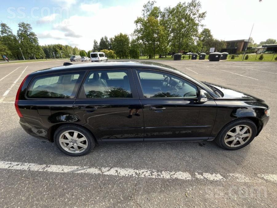 Melns Volvo V50 2009 Rīga, ar dzinēja tilpumu 2.00 L un nobraukumu 261 tūkst. km par 2250 €, foto 4 vietnē AUTOMOTO.COM.LV