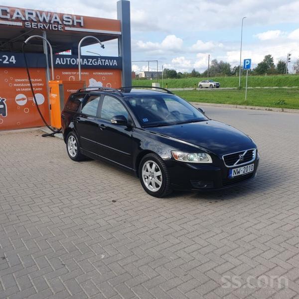 Black Volvo V50 2009 in Jekabpils, with an engine capacity of 2.00 L and mileage of 300 thousand km for 3299 €, photo 1 on AUTOMOTO.COM.LV