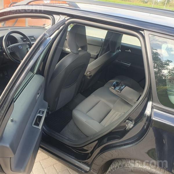 Black Volvo V50 2009 in Jekabpils, with an engine capacity of 2.00 L and mileage of 300 thousand km for 3299 €, photo 7 on AUTOMOTO.COM.LV