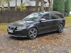 Melns Volvo V50 2009 Rīga, ar dzinēja tilpumu 2.00 L un nobraukumu 307 tūkst. km par 3100 €, foto  vietnē AUTOMOTO.COM.LV