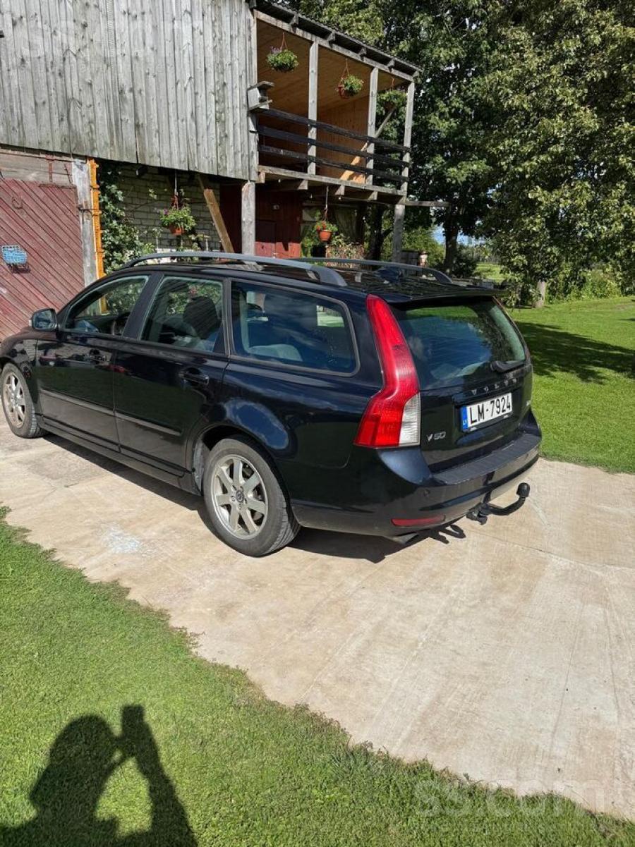 Black Volvo V50 2010 in Valmiera, with an engine capacity of 2.00 L and mileage of 359 thousand km for 1700 €, photo 2 on AUTOMOTO.COM.LV
