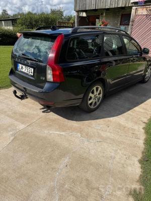 Black Volvo V50 2010 in Valmiera, with an engine capacity of 2.00 L and mileage of 359 thousand km for 1700 €, photo 3 on AUTOMOTO.COM.LV
