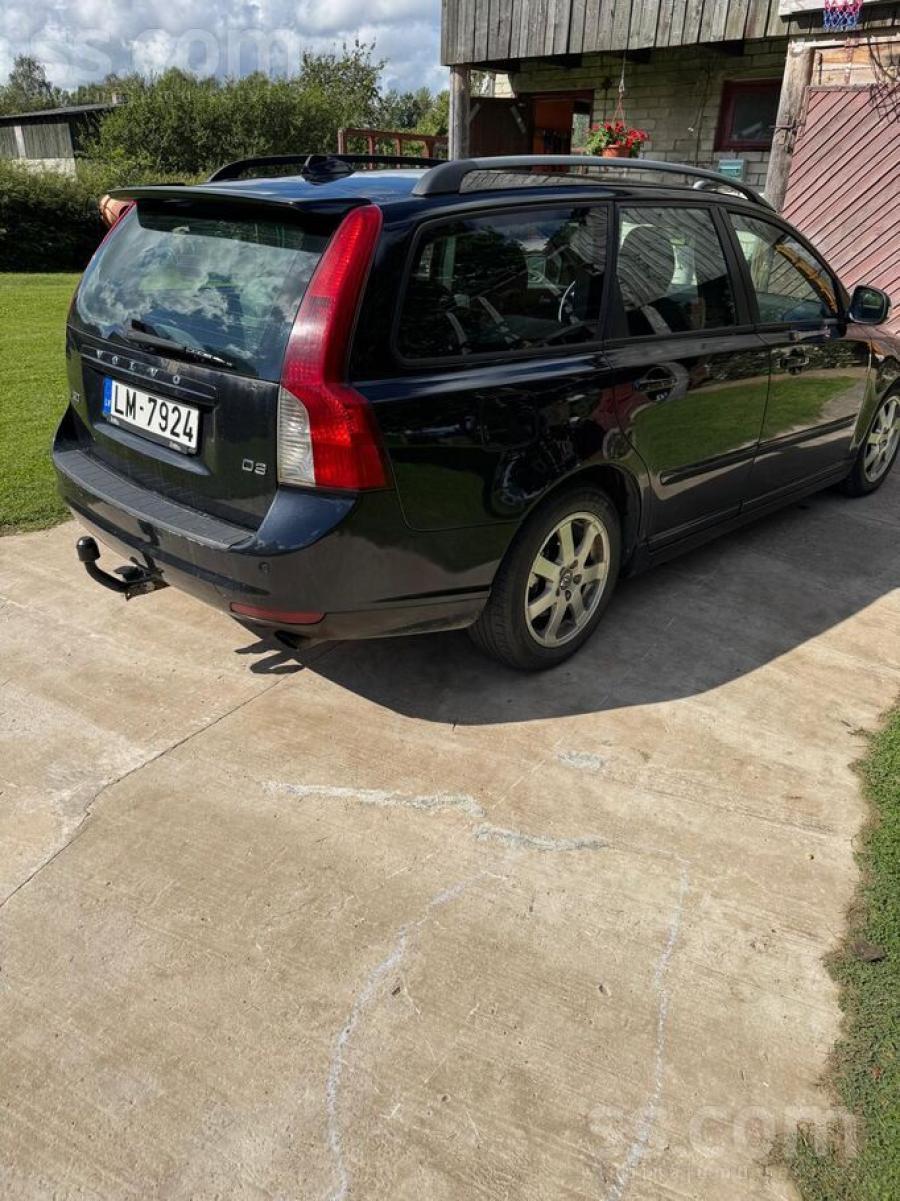 Black Volvo V50 2010 in Valmiera, with an engine capacity of 2.00 L and mileage of 359 thousand km for 1700 €, photo 3 on AUTOMOTO.COM.LV