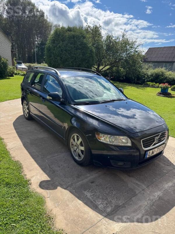 Black Volvo V50 2010 in Valmiera, with an engine capacity of 2.00 L and mileage of 359 thousand km for 1700 €, photo 4 on AUTOMOTO.COM.LV