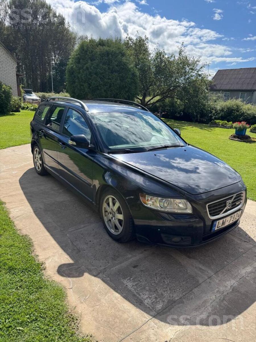 Black Volvo V50 2010 in Valmiera, with an engine capacity of 2.00 L and mileage of 359 thousand km for 1700 €, photo 4 on AUTOMOTO.COM.LV