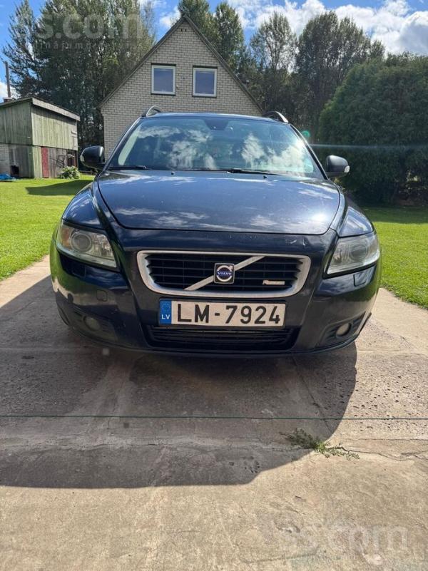 Black Volvo V50 2010 in Valmiera, with an engine capacity of 2.00 L and mileage of 359 thousand km for 1700 €, photo 5 on AUTOMOTO.COM.LV