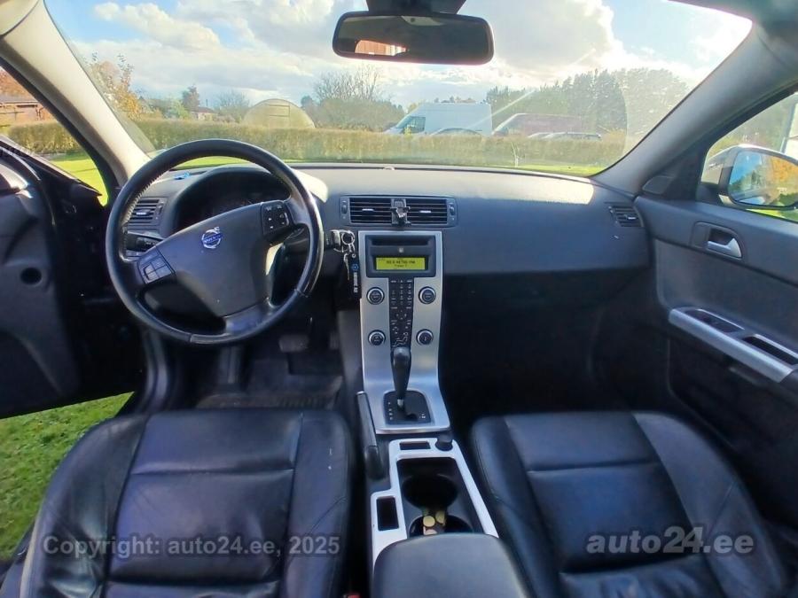 Melns Volvo V50 2010 Tallina, ar dzinēja tilpumu 2.00 L un nobraukumu 0 tūkst. km par 3450 €, foto 3 vietnē AUTOMOTO.COM.LV