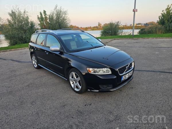 Black Volvo V50 2010 in Riga, with an engine capacity of 2.00 L and mileage of 318 thousand km for 3700 €, photo 1 on AUTOMOTO.COM.LV