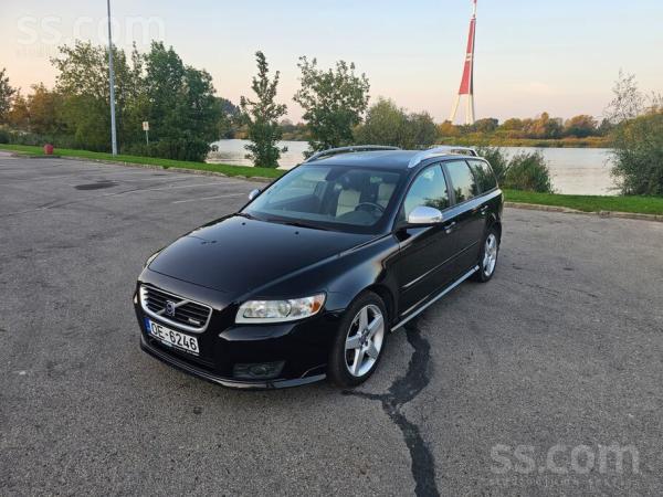 Black Volvo V50 2010 in Riga, with an engine capacity of 2.00 L and mileage of 318 thousand km for 3700 €, photo 2 on AUTOMOTO.COM.LV
