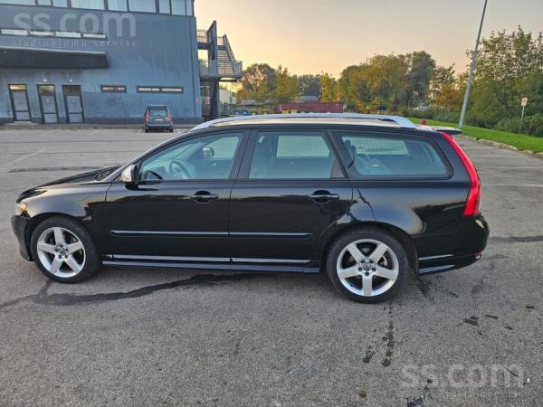 Black Volvo V50 2010 in Riga, with an engine capacity of 2.00 L and mileage of 318 thousand km for 3700 €, photo 3 on AUTOMOTO.COM.LV