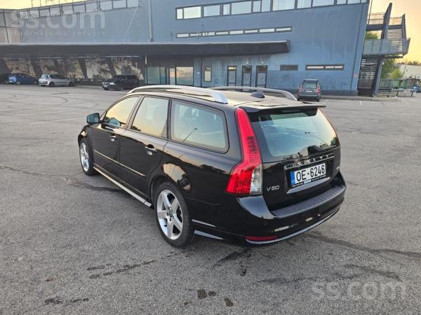 Black Volvo V50 2010 in Riga, with an engine capacity of 2.00 L and mileage of 318 thousand km for 3700 €, photo 4 on AUTOMOTO.COM.LV