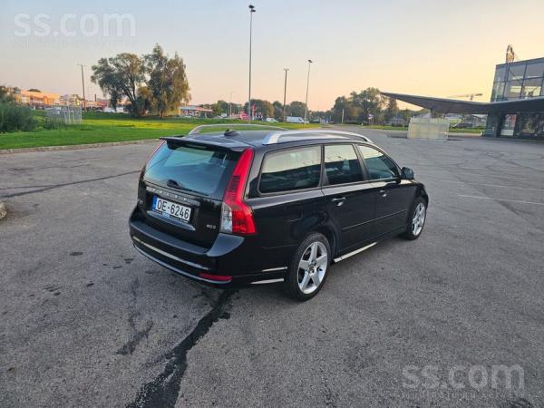 Black Volvo V50 2010 in Riga, with an engine capacity of 2.00 L and mileage of 318 thousand km for 3700 €, photo 5 on AUTOMOTO.COM.LV