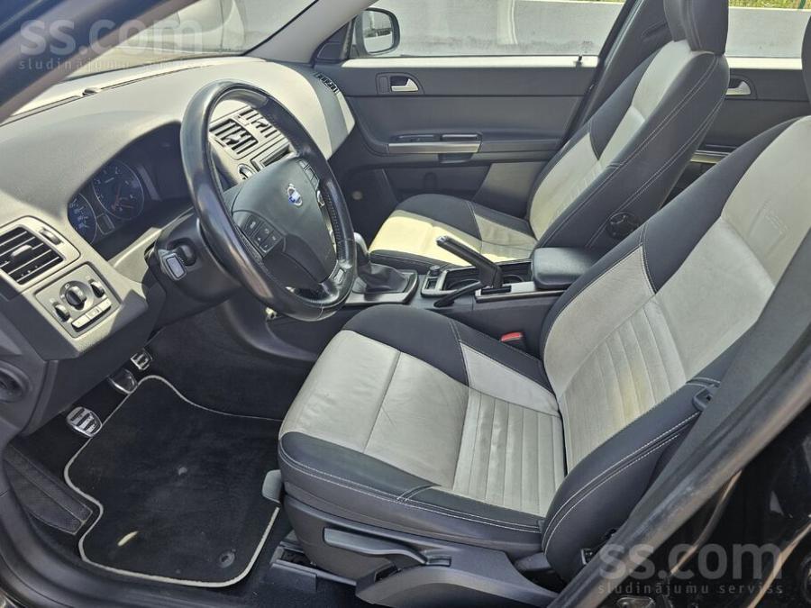 Black Volvo V50 2010 in Riga, with an engine capacity of 2.00 L and mileage of 318 thousand km for 3700 €, photo 7 on AUTOMOTO.COM.LV