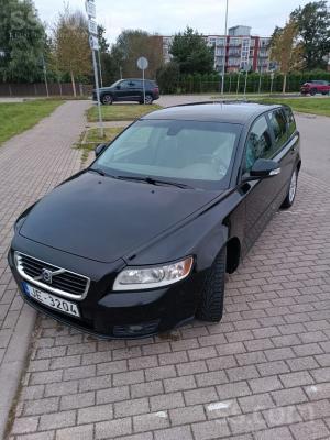 Melns Volvo V50 2010 Rīga, ar dzinēja tilpumu 1.60 L un nobraukumu 366 tūkst. km par 2800 €, foto  vietnē AUTOMOTO.COM.LV