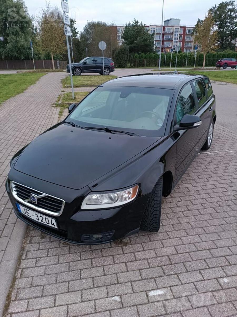 Melns Volvo V50 2010 Rīga, ar dzinēja tilpumu 1.60 L un nobraukumu 366 tūkst. km par 2800 €, foto 1 vietnē AUTOMOTO.COM.LV