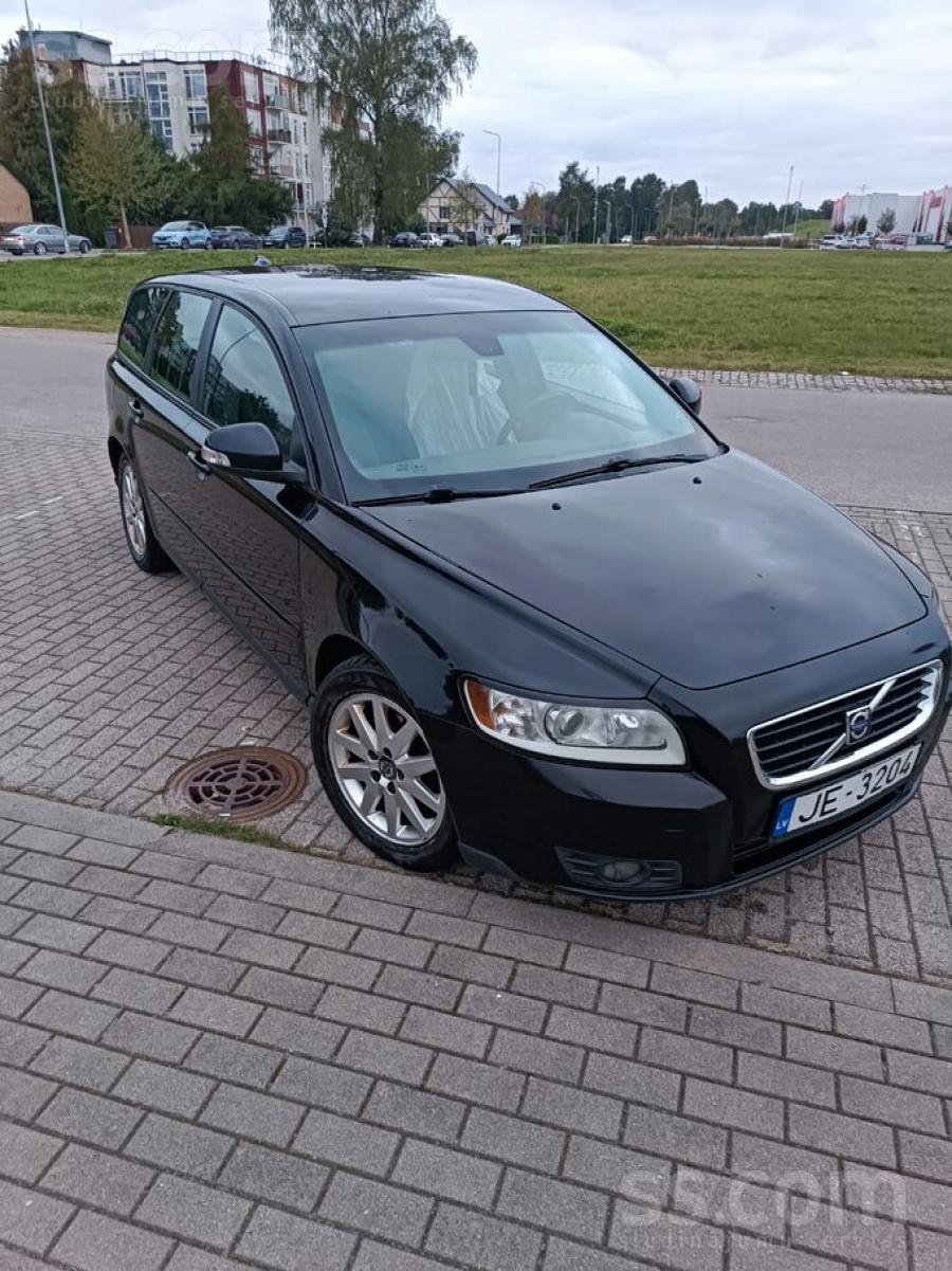Melns Volvo V50 2010 Rīga, ar dzinēja tilpumu 1.60 L un nobraukumu 366 tūkst. km par 2800 €, foto 2 vietnē AUTOMOTO.COM.LV