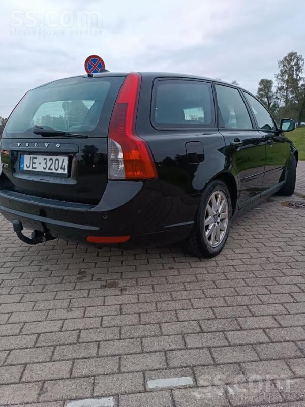 Black Volvo V50 2010 in Riga, with an engine capacity of 1.60 L and mileage of 366 thousand km for 2800 €, photo 3 on AUTOMOTO.COM.LV