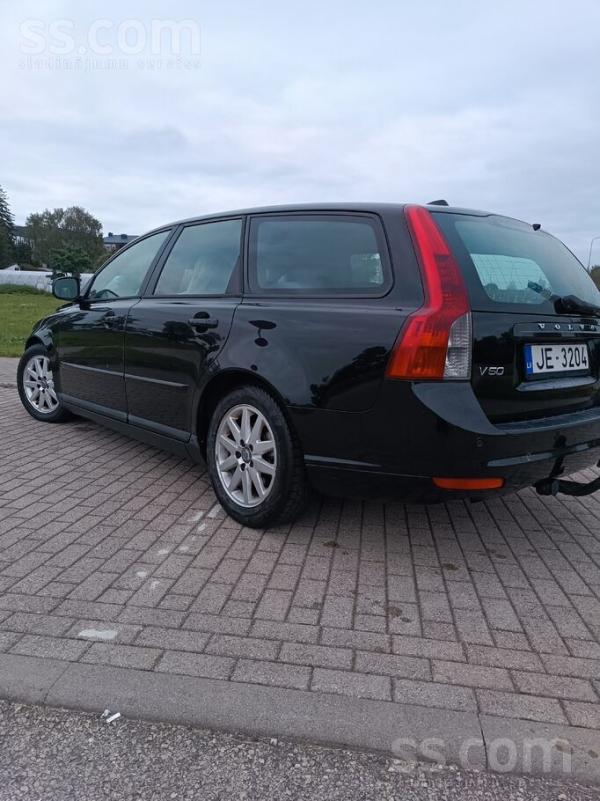 Black Volvo V50 2010 in Riga, with an engine capacity of 1.60 L and mileage of 366 thousand km for 2800 €, photo 4 on AUTOMOTO.COM.LV