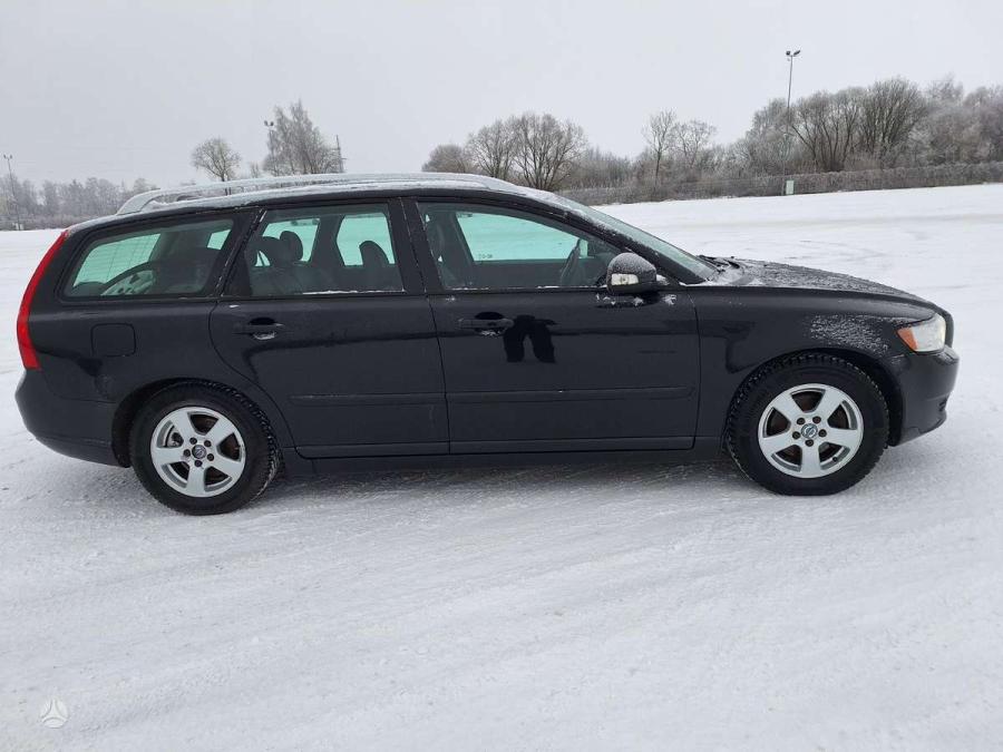 Black Volvo V50 2010 in Marijampole, with an engine capacity of 1.56 L and mileage of 299 thousand km for 3199 €, photo 5 on AUTOMOTO.COM.LV
