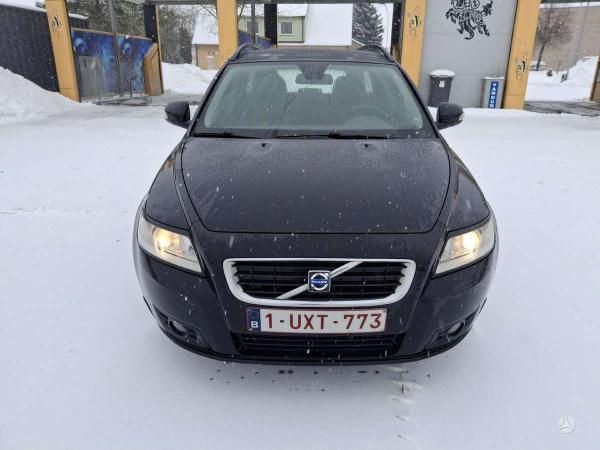 Black Volvo V50 2010 in Pakruojis, with an engine capacity of 1.56 L and mileage of 270 thousand km for 2450 €, photo 2 on AUTOMOTO.COM.LV