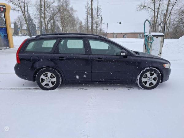 Black Volvo V50 2010 in Pakruojis, with an engine capacity of 1.56 L and mileage of 270 thousand km for 2450 €, photo 4 on AUTOMOTO.COM.LV