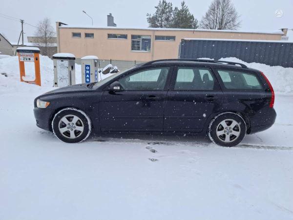 Black Volvo V50 2010 in Pakruojis, with an engine capacity of 1.56 L and mileage of 270 thousand km for 2450 €, photo 6 on AUTOMOTO.COM.LV