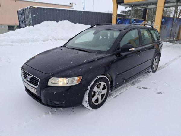 Black Volvo V50 2010 in Pakruojis, with an engine capacity of 1.56 L and mileage of 270 thousand km for 2450 €, photo 7 on AUTOMOTO.COM.LV