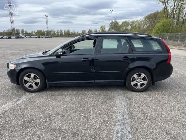 Melns Volvo V50 2010 Marijampole, ar dzinēja tilpumu 1.60 L un nobraukumu 315 tūkst. km par 2950 €, foto 2 vietnē AUTOMOTO.COM.LV