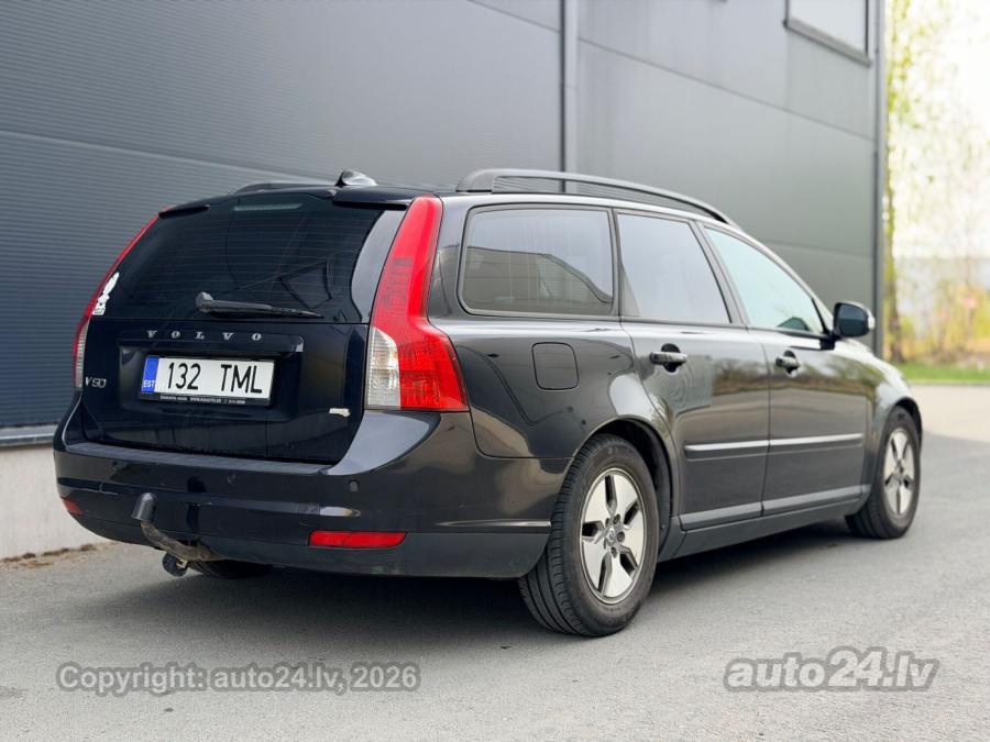 Melns Volvo V50 2010 Tallina, ar dzinēja tilpumu 1.60 L un nobraukumu 303 tūkst. km par 2700 €, foto 3 vietnē AUTOMOTO.COM.LV